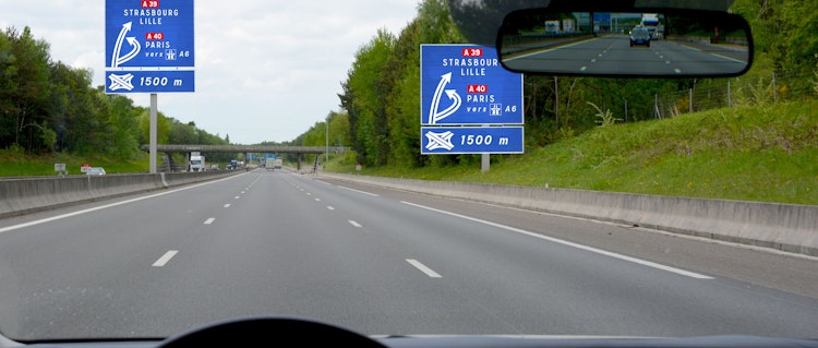 Tout savoir sur les différents panneaux d'autoroute