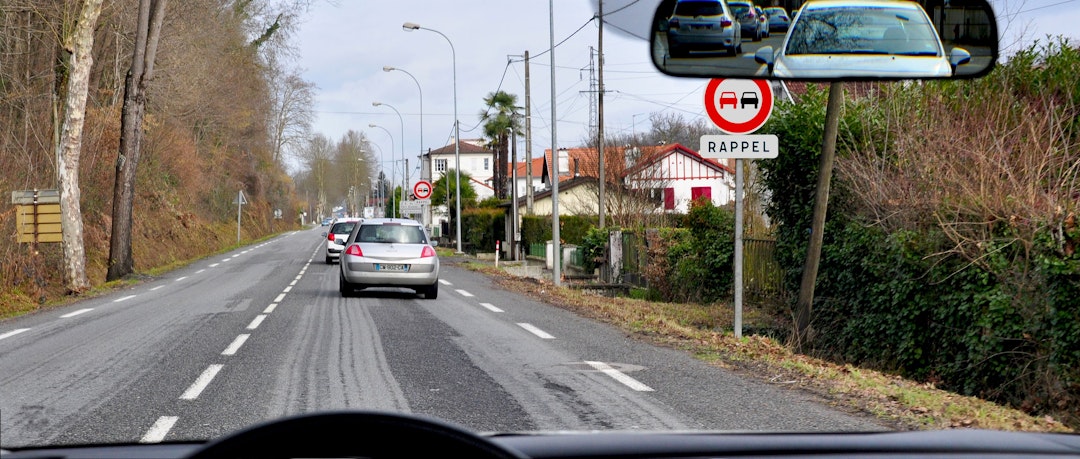 Queue de poisson en voiture : quels sont les dangers