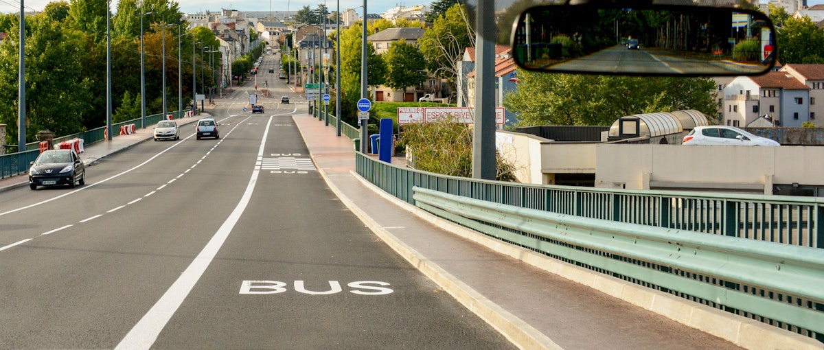 Marquage au sol et signalisation horizontale sur la route