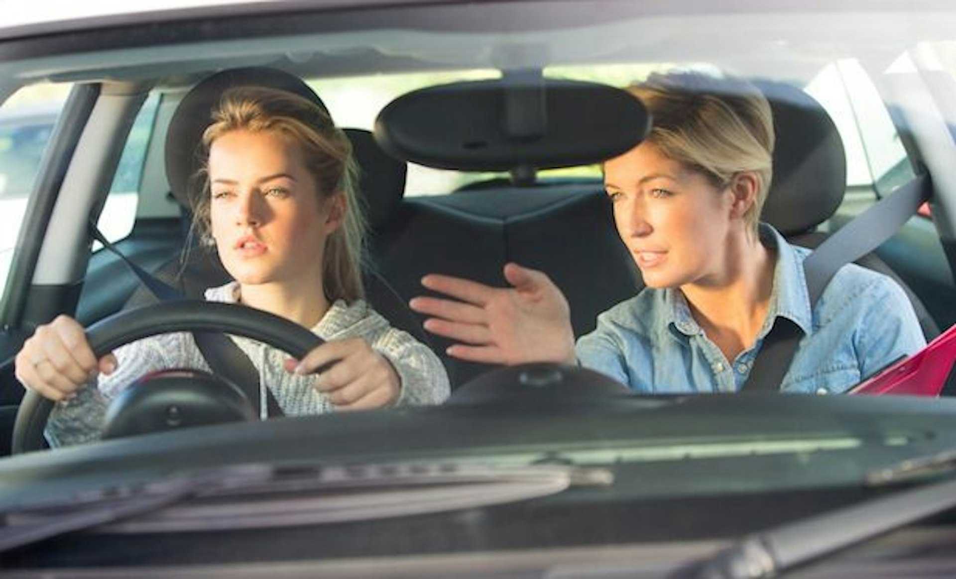 Heures de conduite : auto-école ou moniteur indépendant