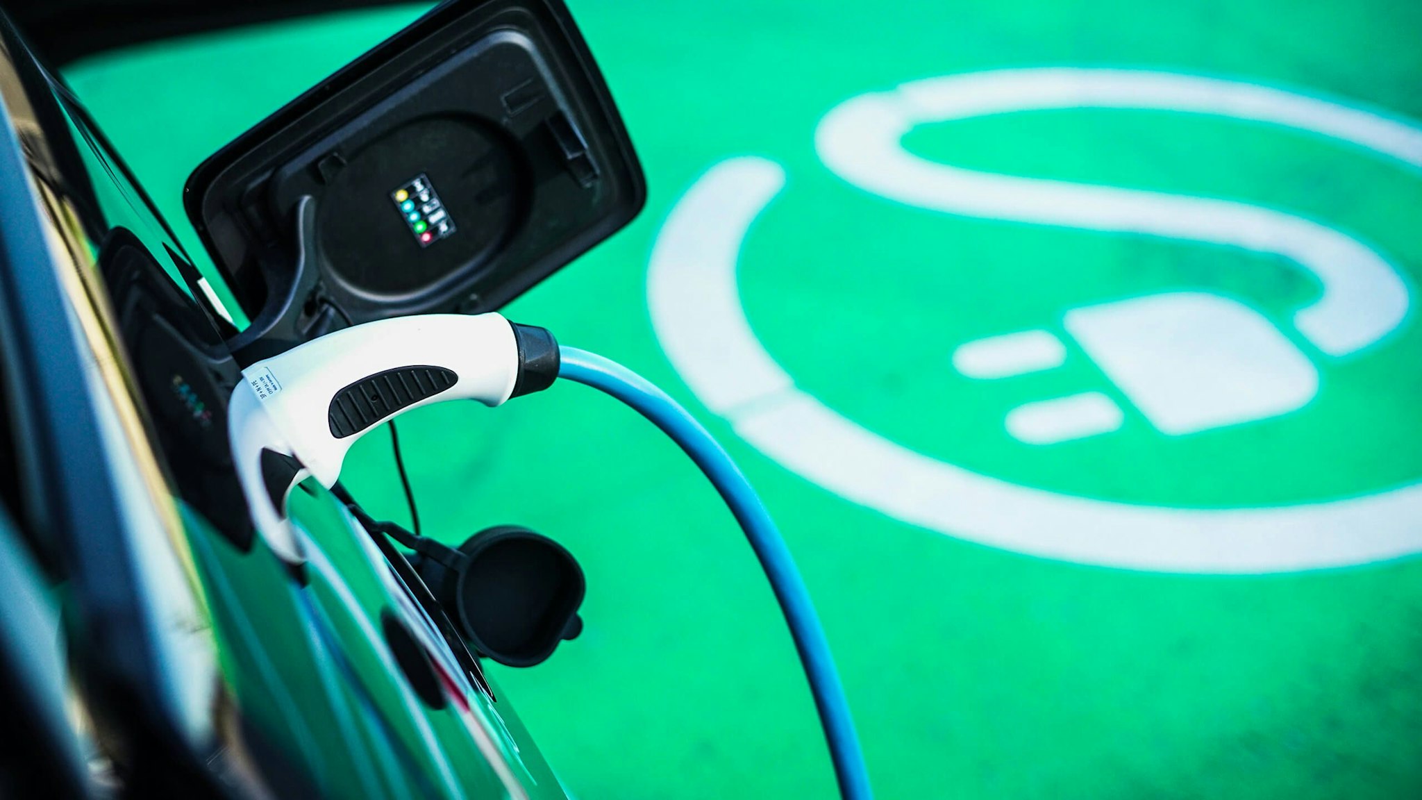 Véhicule hybride : définition, prix et avantages