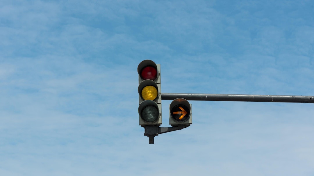 Feu orange clignotant : signification et sécurité routière