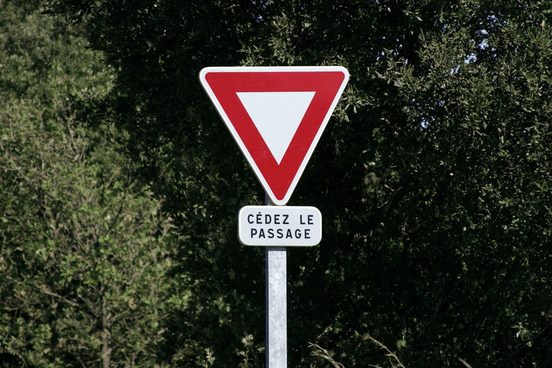 Panneau "Cédez le passage" : réglementation et sanctions
