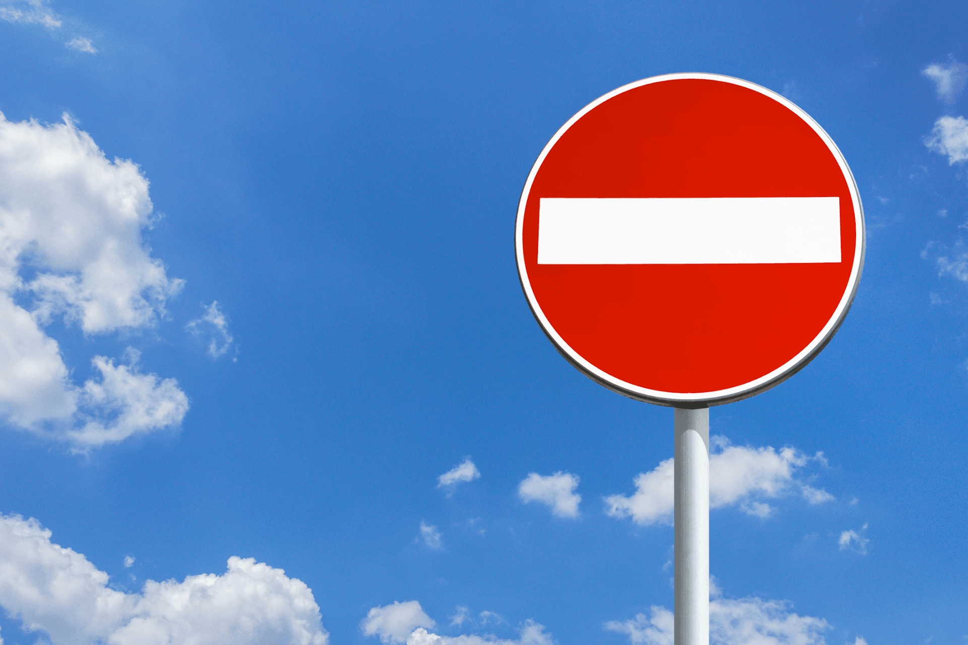 Panneau de circulation à sens unique : règles de conduite