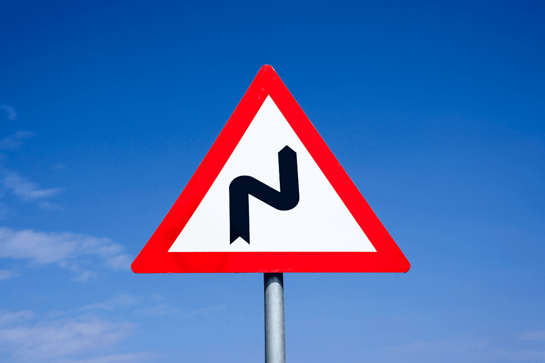 Annonce d’un virage : panneaux de signalisation et balises